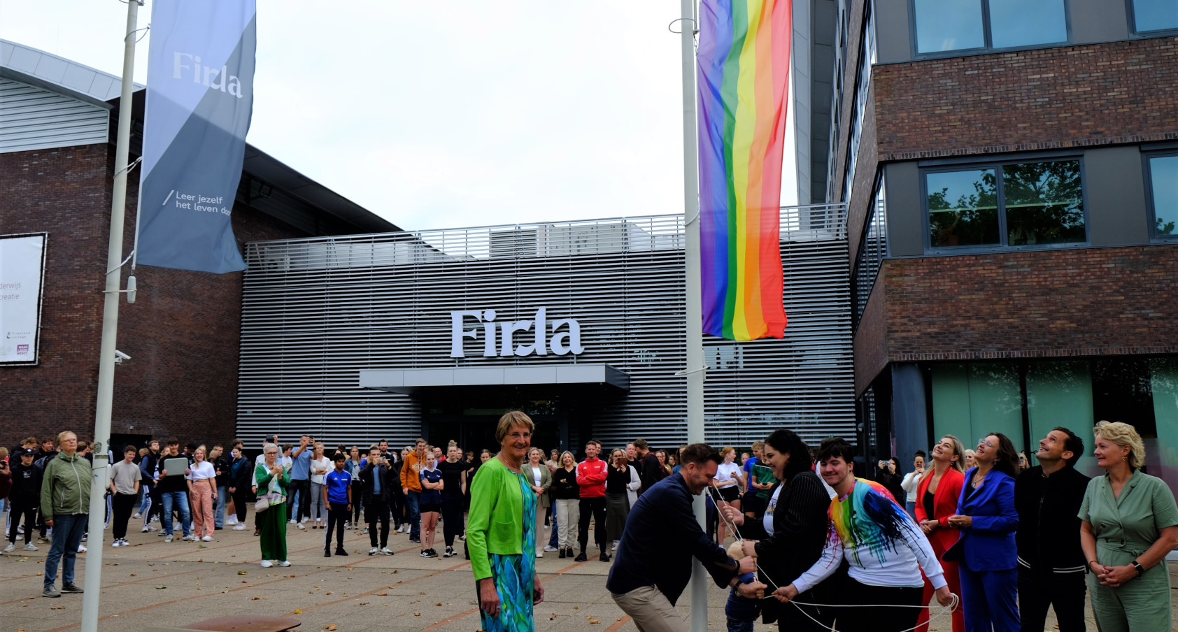 Regenboogvlag in top bij Firda Heerenveen: Jezelf zijn is voor iedereen ...