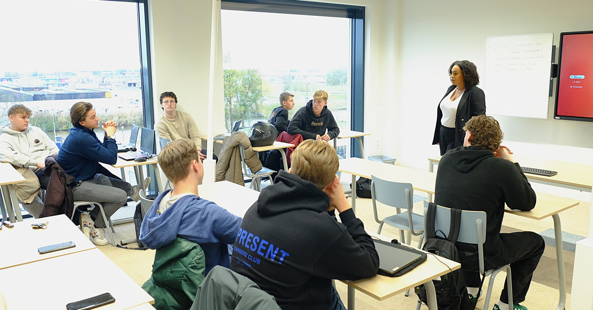 Politici op bezoek bij Firda: vooral in gesprek met studenten / Firda