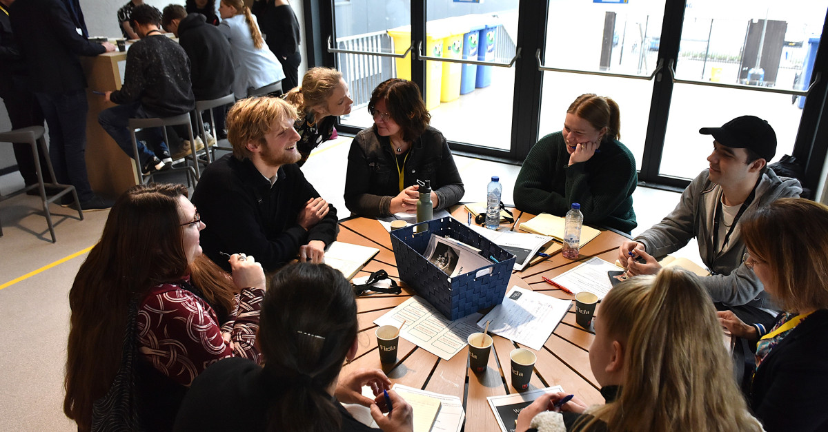 Luisteren en oefenen in eerste dag Firda Beraad over mobieltjes op ...