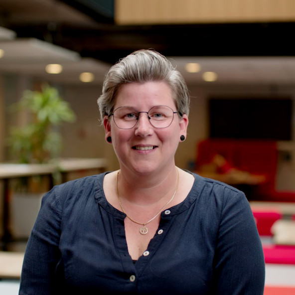 Altijd op één plek blijven of helemaal op je plek zijn? / Firda